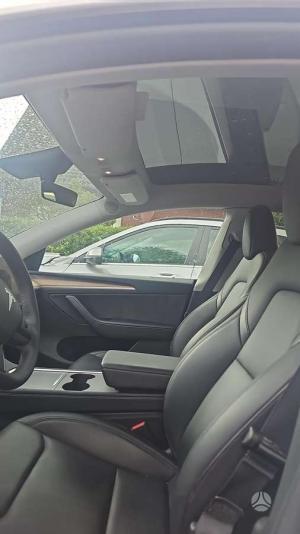 White Tesla Model Y 2023 in Kaunas, with an engine capacity of 0.00 L and mileage of 68 thousand km for 27990 €, photo 9 on AUTOMOTO.COM.LV
