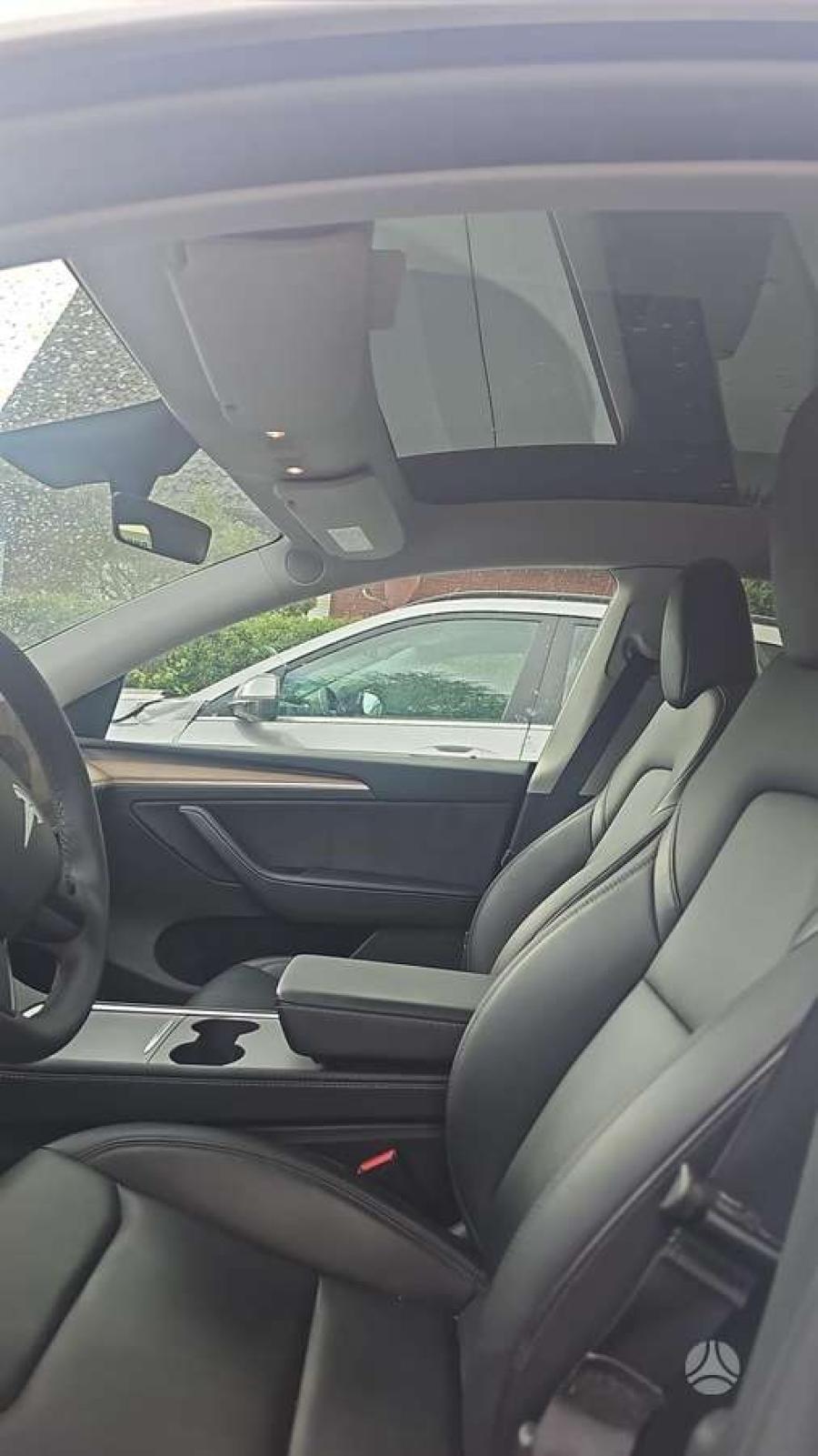 White Tesla Model Y 2023 in Kaunas, with an engine capacity of 0.00 L and mileage of 68 thousand km for 27990 €, photo 9 on AUTOMOTO.COM.LV