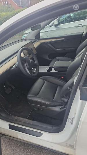 White Tesla Model Y 2023 in Kaunas, with an engine capacity of 0.00 L and mileage of 68 thousand km for 27990 €, photo 10 on AUTOMOTO.COM.LV