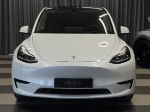Белый Тесла Модель Y 2023 в Рига, объемом двигателя 0.00 л и пробегом 77 тыс. км за 31990 €, фото  на AUTOMOTO.COM.LV
