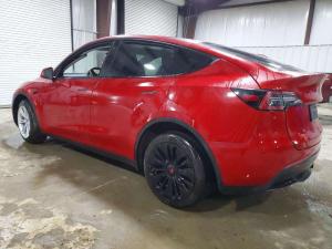 White Tesla Model Y 2023 in Vilnius, with an engine capacity of 0.00 L and mileage of 44 thousand km for 19500 €, photo 3 on AUTOMOTO.COM.LV