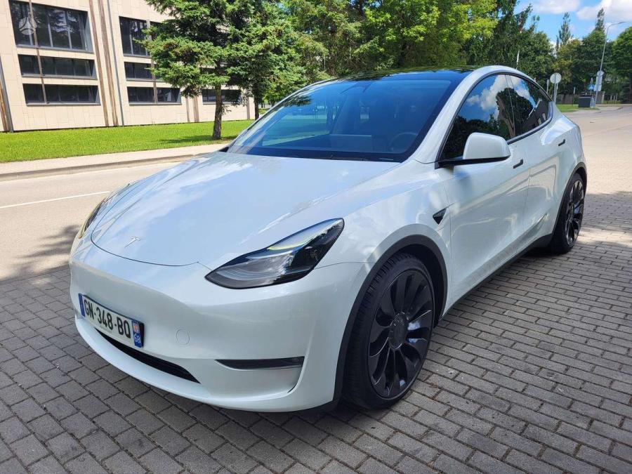 White Tesla Model Y 2023 in Vilnius, with an engine capacity of 0.00 L and mileage of 276 thousand km for 21900 €, photo 1 on AUTOMOTO.COM.LV