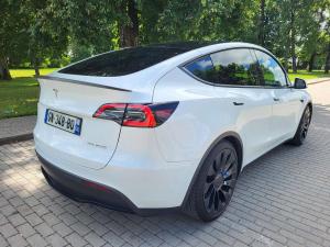 White Tesla Model Y 2023 in Vilnius, with an engine capacity of 0.00 L and mileage of 276 thousand km for 21900 €, photo 3 on AUTOMOTO.COM.LV