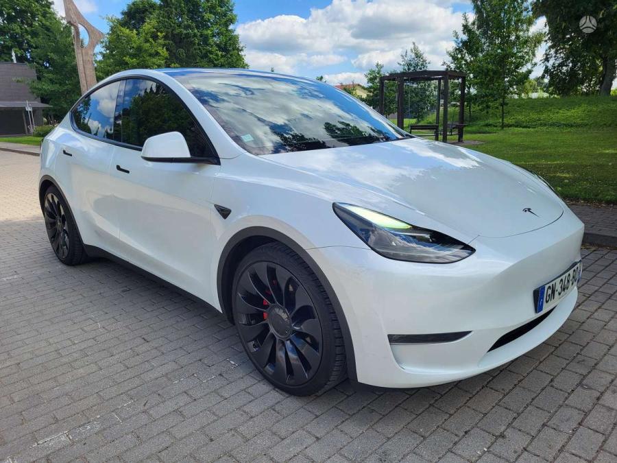 White Tesla Model Y 2023 in Vilnius, with an engine capacity of 0.00 L and mileage of 276 thousand km for 21900 €, photo 4 on AUTOMOTO.COM.LV