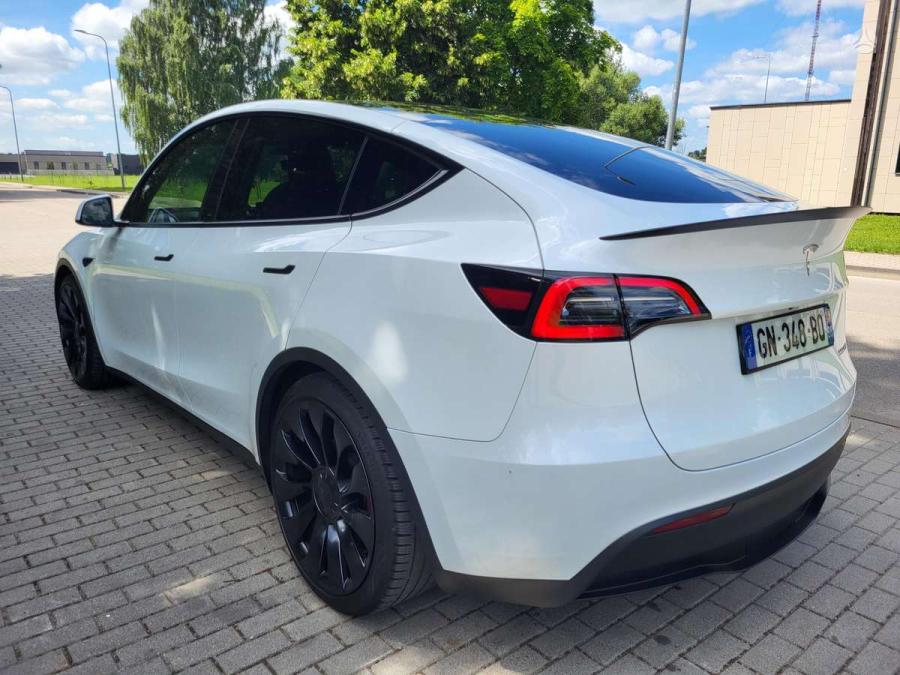 White Tesla Model Y 2023 in Vilnius, with an engine capacity of 0.00 L and mileage of 276 thousand km for 21900 €, photo 5 on AUTOMOTO.COM.LV