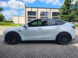 White Tesla Model Y 2023 in Vilnius, with an engine capacity of 0.00 L and mileage of 276 thousand km for 21900 €, photo 6 on AUTOMOTO.COM.LV
