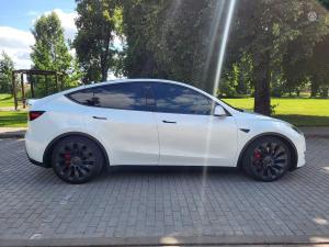 White Tesla Model Y 2023 in Vilnius, with an engine capacity of 0.00 L and mileage of 276 thousand km for 21900 €, photo 8 on AUTOMOTO.COM.LV