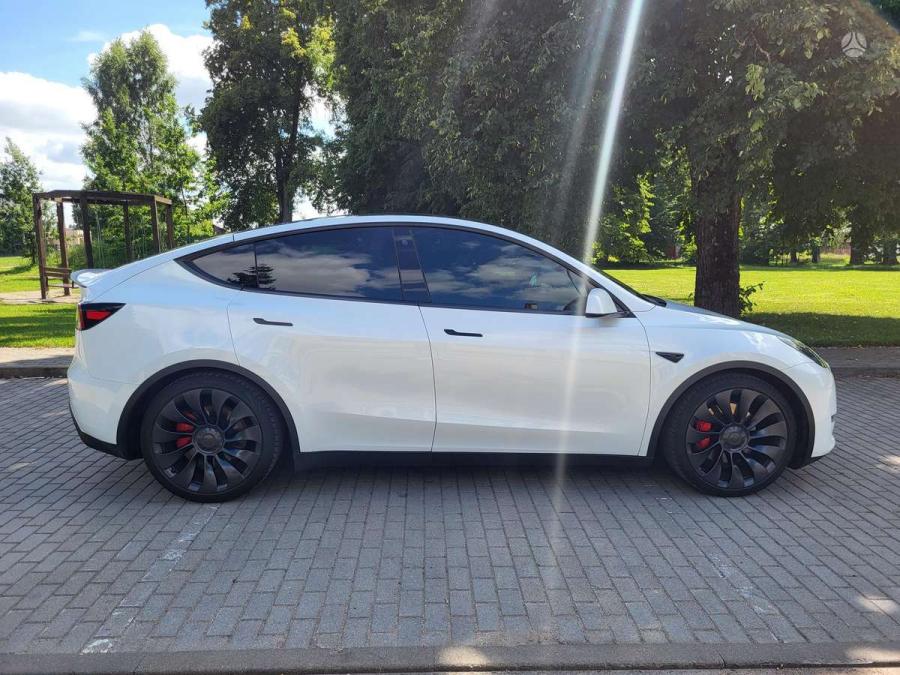 White Tesla Model Y 2023 in Vilnius, with an engine capacity of 0.00 L and mileage of 276 thousand km for 21900 €, photo 8 on AUTOMOTO.COM.LV