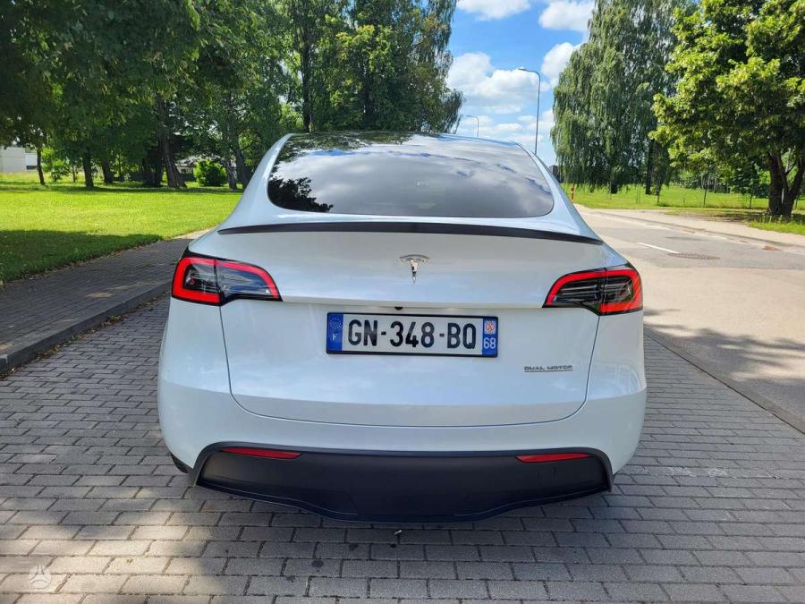 White Tesla Model Y 2023 in Vilnius, with an engine capacity of 0.00 L and mileage of 276 thousand km for 21900 €, photo 9 on AUTOMOTO.COM.LV