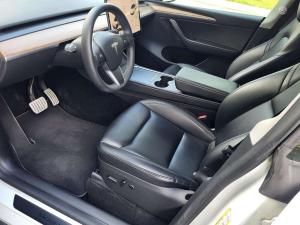 White Tesla Model Y 2023 in Vilnius, with an engine capacity of 0.00 L and mileage of 276 thousand km for 21900 €, photo 11 on AUTOMOTO.COM.LV