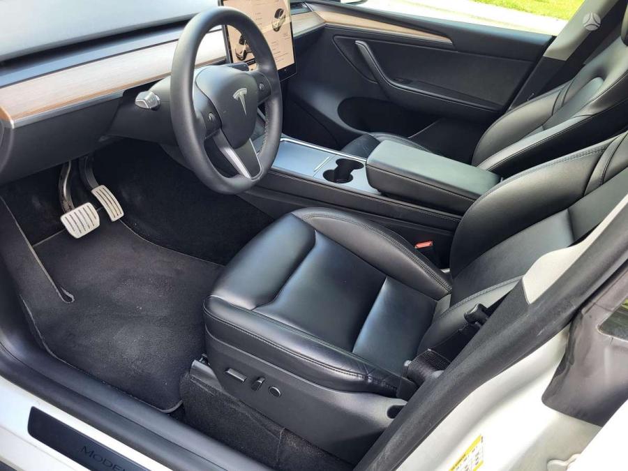 White Tesla Model Y 2023 in Vilnius, with an engine capacity of 0.00 L and mileage of 276 thousand km for 21900 €, photo 11 on AUTOMOTO.COM.LV