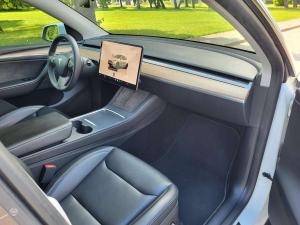 White Tesla Model Y 2023 in Vilnius, with an engine capacity of 0.00 L and mileage of 276 thousand km for 21900 €, photo 12 on AUTOMOTO.COM.LV