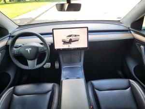 White Tesla Model Y 2023 in Vilnius, with an engine capacity of 0.00 L and mileage of 276 thousand km for 21900 €, photo 13 on AUTOMOTO.COM.LV