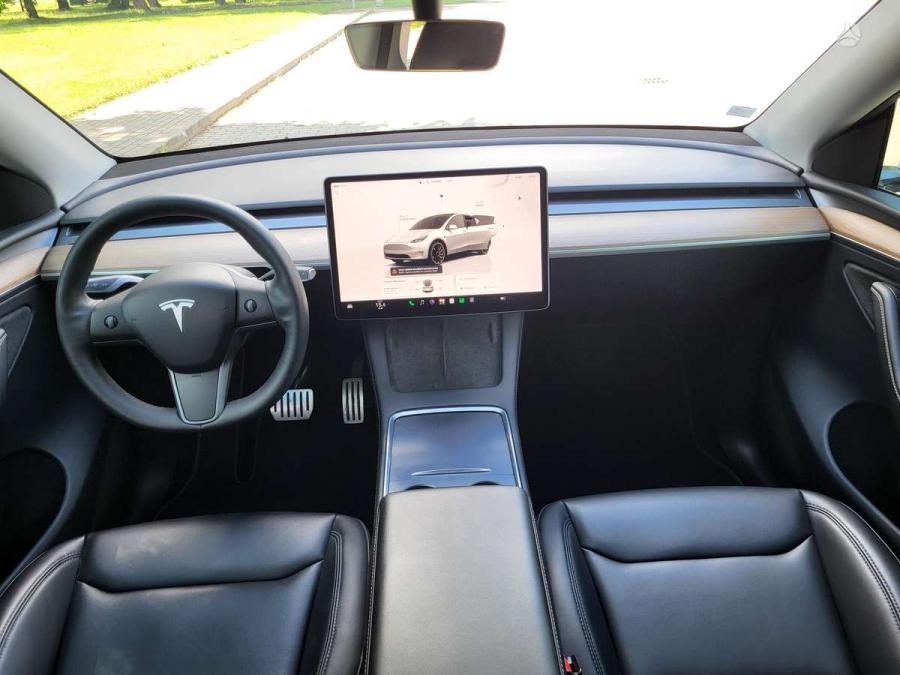 White Tesla Model Y 2023 in Vilnius, with an engine capacity of 0.00 L and mileage of 276 thousand km for 21900 €, photo 13 on AUTOMOTO.COM.LV
