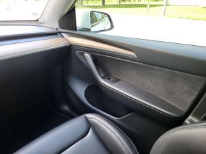 White Tesla Model Y 2023 in Vilnius, with an engine capacity of 0.00 L and mileage of 276 thousand km for 21900 €, photo 15 on AUTOMOTO.COM.LV