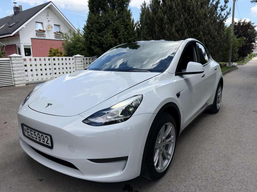 White Tesla Model Y 2023 in Kaunas, with an engine capacity of 0.00 L and mileage of 52 thousand km for 37700 €, photo 1 on AUTOMOTO.COM.LV