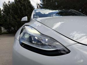 White Tesla Model Y 2023 in Kaunas, with an engine capacity of 0.00 L and mileage of 52 thousand km for 37700 €, photo 3 on AUTOMOTO.COM.LV