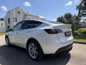 White Tesla Model Y 2023 in Kaunas, with an engine capacity of 0.00 L and mileage of 52 thousand km for 37700 €, photo 6 on AUTOMOTO.COM.LV