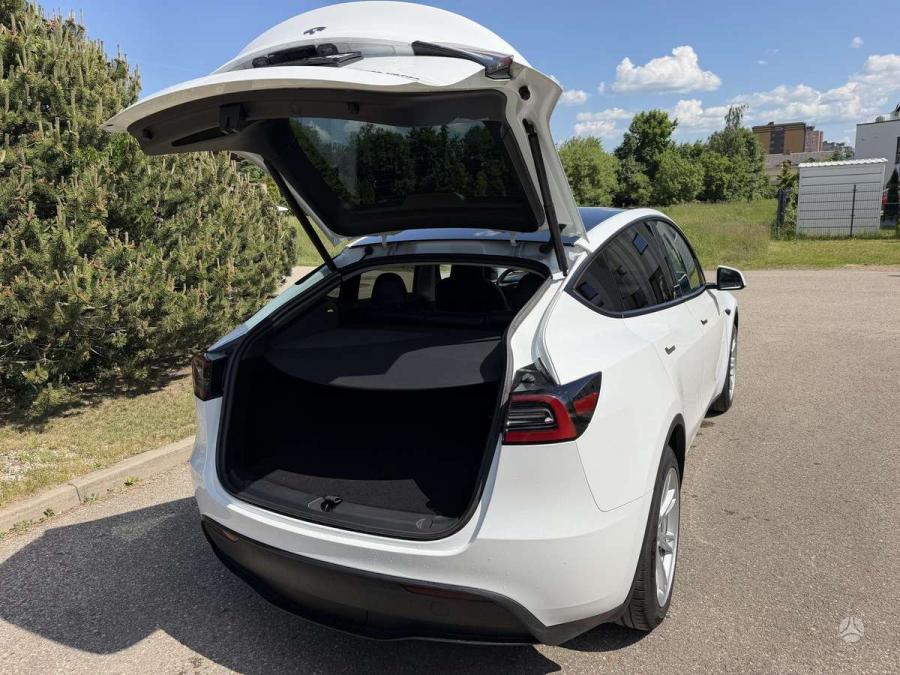 White Tesla Model Y 2023 in Kaunas, with an engine capacity of 0.00 L and mileage of 52 thousand km for 37700 €, photo 8 on AUTOMOTO.COM.LV