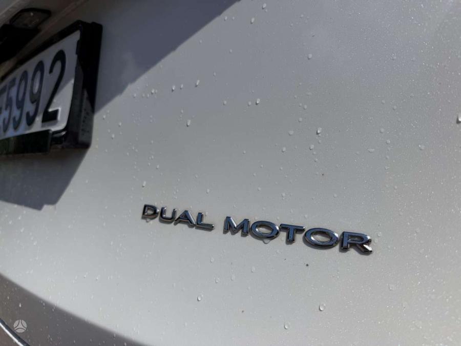 White Tesla Model Y 2023 in Kaunas, with an engine capacity of 0.00 L and mileage of 52 thousand km for 37700 €, photo 9 on AUTOMOTO.COM.LV
