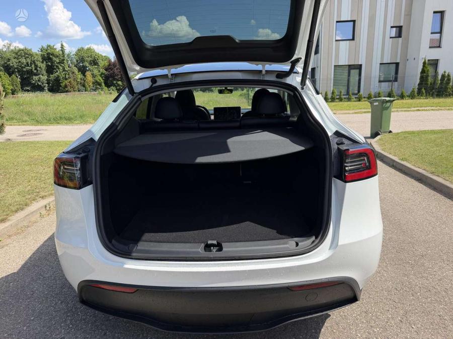 White Tesla Model Y 2023 in Kaunas, with an engine capacity of 0.00 L and mileage of 52 thousand km for 37700 €, photo 10 on AUTOMOTO.COM.LV