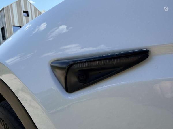 White Tesla Model Y 2023 in Kaunas, with an engine capacity of 0.00 L and mileage of 52 thousand km for 37700 €, photo 10 on AUTOMOTO.COM.LV