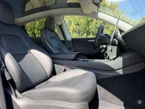 White Tesla Model Y 2023 in Kaunas, with an engine capacity of 0.00 L and mileage of 52 thousand km for 37700 €, photo 13 on AUTOMOTO.COM.LV