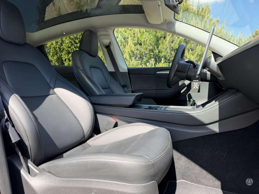 White Tesla Model Y 2023 in Kaunas, with an engine capacity of 0.00 L and mileage of 52 thousand km for 37700 €, photo 13 on AUTOMOTO.COM.LV