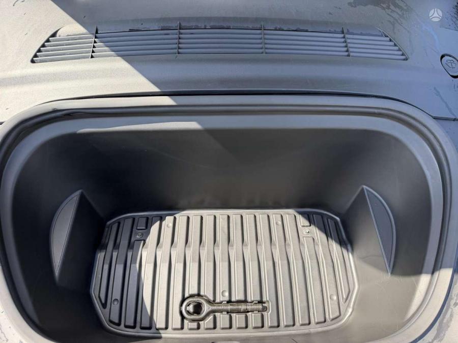 White Tesla Model Y 2023 in Kaunas, with an engine capacity of 0.00 L and mileage of 52 thousand km for 37700 €, photo 17 on AUTOMOTO.COM.LV