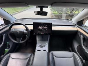 White Tesla Model Y 2023 in Kaunas, with an engine capacity of 0.00 L and mileage of 52 thousand km for 37700 €, photo 21 on AUTOMOTO.COM.LV