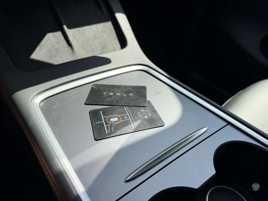 White Tesla Model Y 2023 in Kaunas, with an engine capacity of 0.00 L and mileage of 52 thousand km for 37700 €, photo 22 on AUTOMOTO.COM.LV