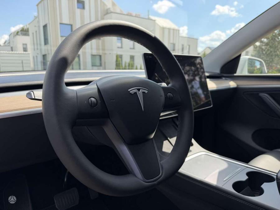White Tesla Model Y 2023 in Kaunas, with an engine capacity of 0.00 L and mileage of 52 thousand km for 37700 €, photo 28 on AUTOMOTO.COM.LV