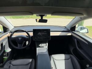 White Tesla Model Y 2023 in Kaunas, with an engine capacity of 0.00 L and mileage of 52 thousand km for 37700 €, photo 29 on AUTOMOTO.COM.LV