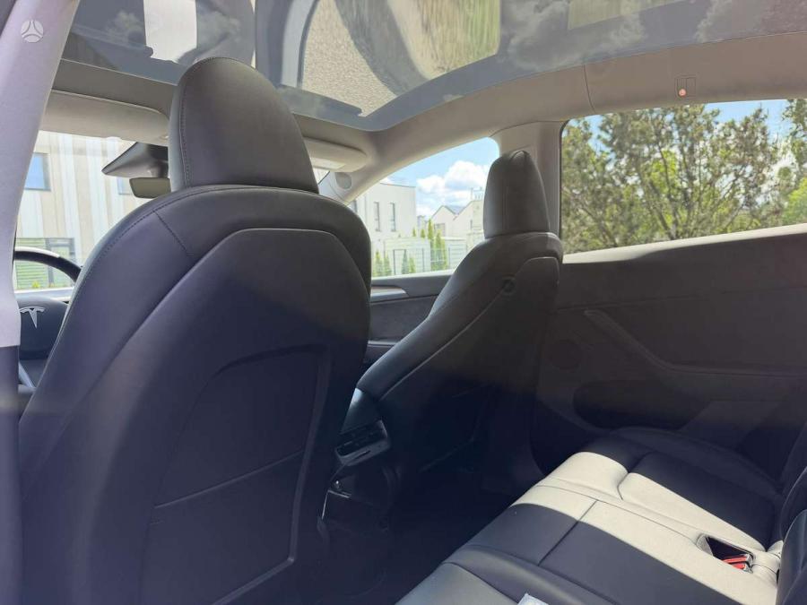 White Tesla Model Y 2023 in Kaunas, with an engine capacity of 0.00 L and mileage of 52 thousand km for 37700 €, photo 30 on AUTOMOTO.COM.LV
