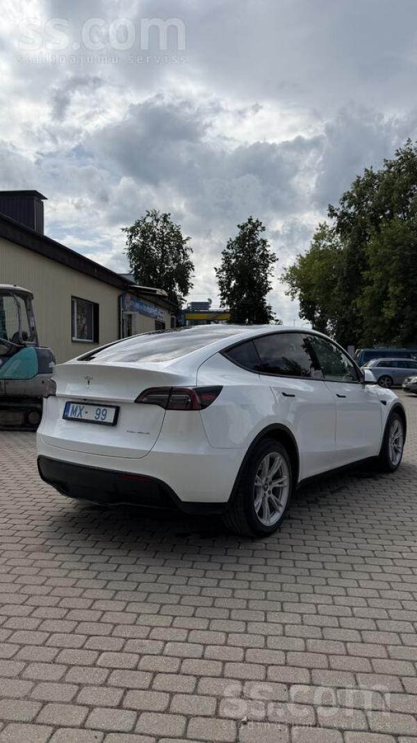 White Tesla Model Y 2023 in Riga, with an engine capacity of 0.00 L and mileage of 55 thousand km for 35000 €, photo 2 on AUTOMOTO.COM.LV