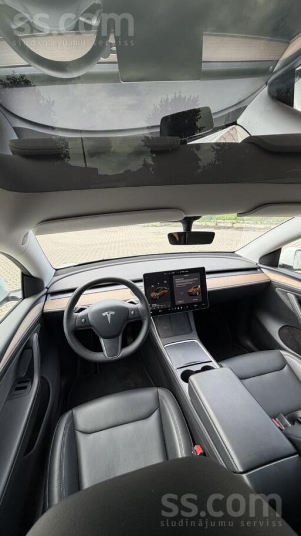 White Tesla Model Y 2023 in Riga, with an engine capacity of 0.00 L and mileage of 55 thousand km for 35000 €, photo 3 on AUTOMOTO.COM.LV