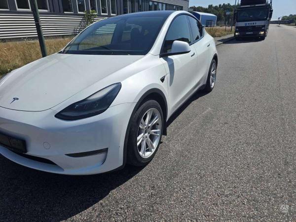 White Tesla Model Y 2023 in Vilnius, with an engine capacity of 0.00 L and mileage of 111 thousand km for 33999 €, photo 1 on AUTOMOTO.COM.LV