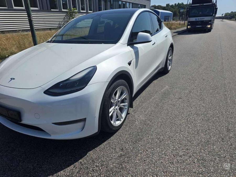 Balts Tesla Model Y 2023 Viļņa, ar dzinēja tilpumu 0.00 L un nobraukumu 111 tūkst. km par 33999 €, foto 1 vietnē AUTOMOTO.COM.LV