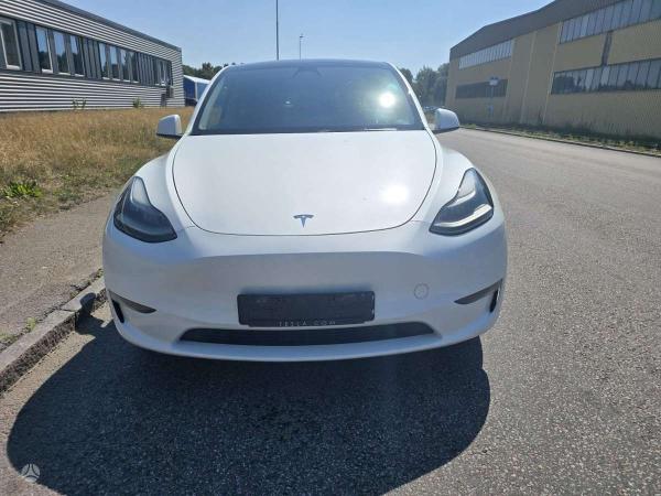 White Tesla Model Y 2023 in Vilnius, with an engine capacity of 0.00 L and mileage of 111 thousand km for 33999 €, photo 2 on AUTOMOTO.COM.LV