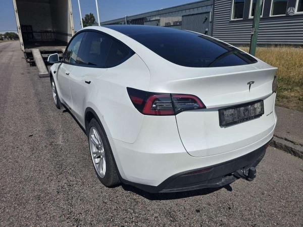 White Tesla Model Y 2023 in Vilnius, with an engine capacity of 0.00 L and mileage of 111 thousand km for 33999 €, photo 3 on AUTOMOTO.COM.LV