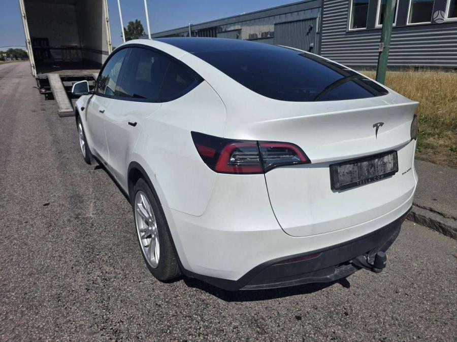 Balts Tesla Model Y 2023 Viļņa, ar dzinēja tilpumu 0.00 L un nobraukumu 111 tūkst. km par 33999 €, foto 4 vietnē AUTOMOTO.COM.LV