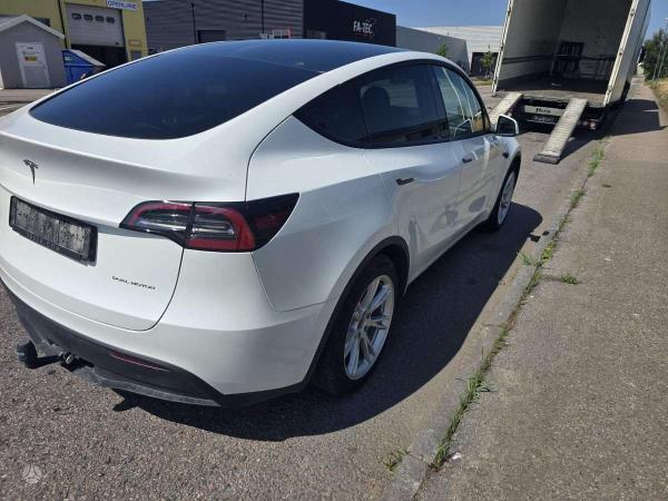 White Tesla Model Y 2023 in Vilnius, with an engine capacity of 0.00 L and mileage of 111 thousand km for 33999 €, photo 4 on AUTOMOTO.COM.LV