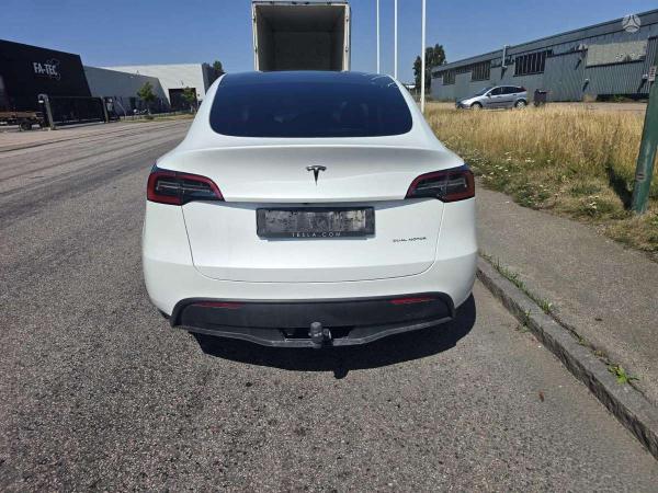 White Tesla Model Y 2023 in Vilnius, with an engine capacity of 0.00 L and mileage of 111 thousand km for 33999 €, photo 5 on AUTOMOTO.COM.LV