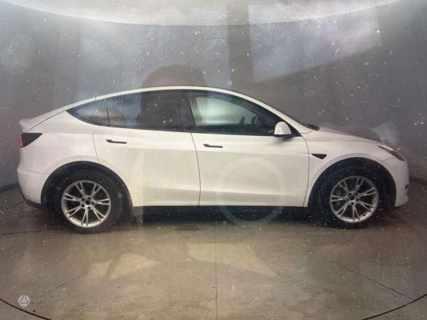White Tesla Model Y 2023 in Vilnius, with an engine capacity of 0.00 L and mileage of 111 thousand km for 33999 €, photo 8 on AUTOMOTO.COM.LV
