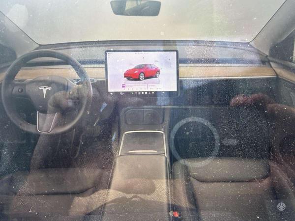 White Tesla Model Y 2023 in Vilnius, with an engine capacity of 0.00 L and mileage of 111 thousand km for 33999 €, photo 10 on AUTOMOTO.COM.LV