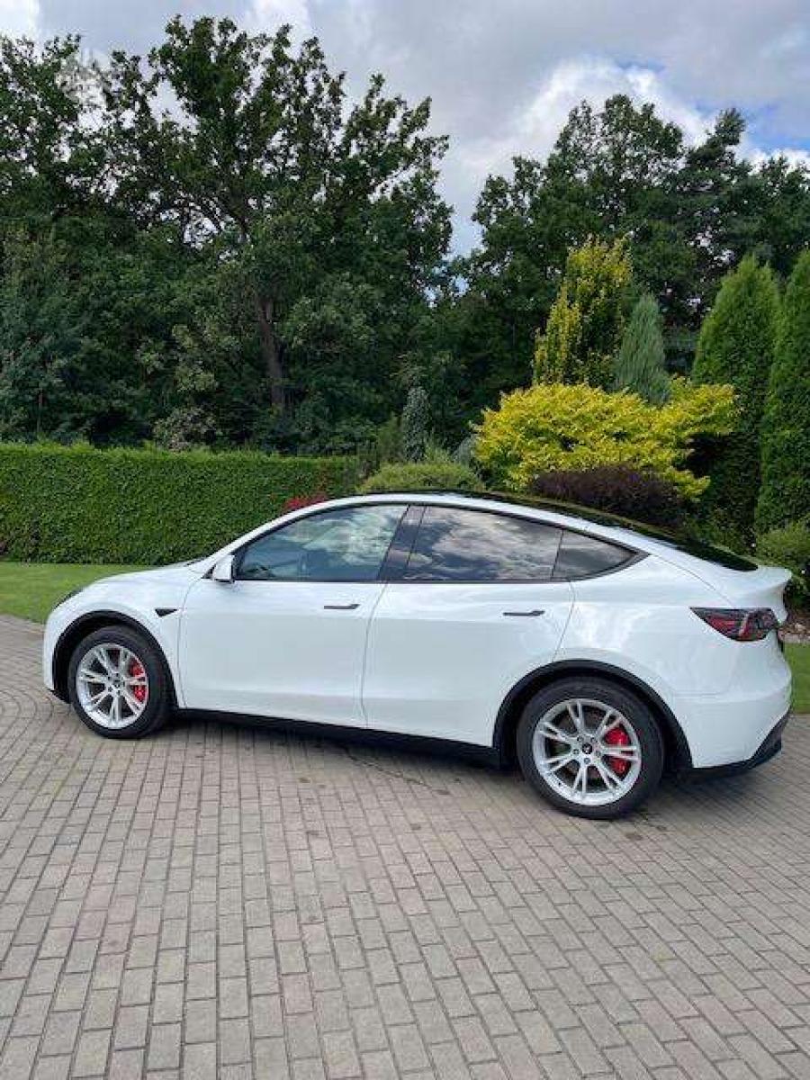 White Tesla Model Y 2023 in Kaunas, with an engine capacity of 0.00 L and mileage of 58 thousand km for 31500 €, photo 4 on AUTOMOTO.COM.LV