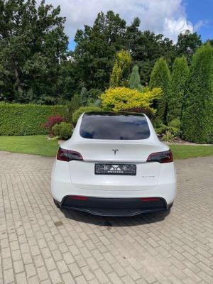 White Tesla Model Y 2023 in Kaunas, with an engine capacity of 0.00 L and mileage of 58 thousand km for 31500 €, photo 6 on AUTOMOTO.COM.LV