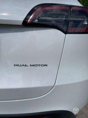 White Tesla Model Y 2023 in Kaunas, with an engine capacity of 0.00 L and mileage of 58 thousand km for 31500 €, photo 7 on AUTOMOTO.COM.LV