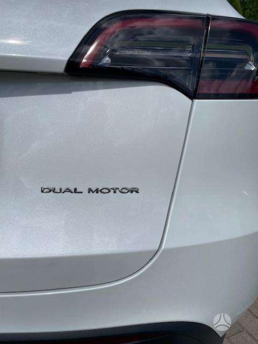 White Tesla Model Y 2023 in Kaunas, with an engine capacity of 0.00 L and mileage of 58 thousand km for 31500 €, photo 7 on AUTOMOTO.COM.LV