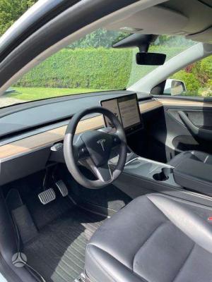 White Tesla Model Y 2023 in Kaunas, with an engine capacity of 0.00 L and mileage of 58 thousand km for 31500 €, photo 9 on AUTOMOTO.COM.LV
